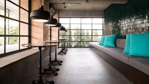 Quarto casal superior, 1 quarto | Área de estar no saguão