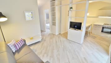 Apartamento, 1 quarto, no edifício anexo (Cedro) | Sala | Televisor LCD