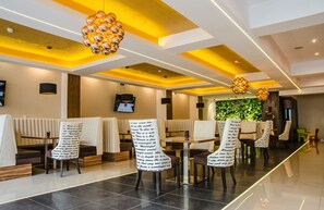 Pequenos-almoços, almoços, jantares servidos, com vista para o jardim 