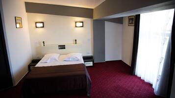 Quarto solteiro | Frigobar, escrivaninha, quartos à prova de som