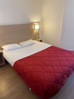 Quarto standard, 1 cama de casal | Roupas de cama premium, escrivaninha, Wi-Fi de cortesia, roupa de cama
