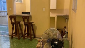 Suite, 1 quarto | Sala de estar | Televisor de ecrã plano de 32 polegadas com canais por cabo, televisor
