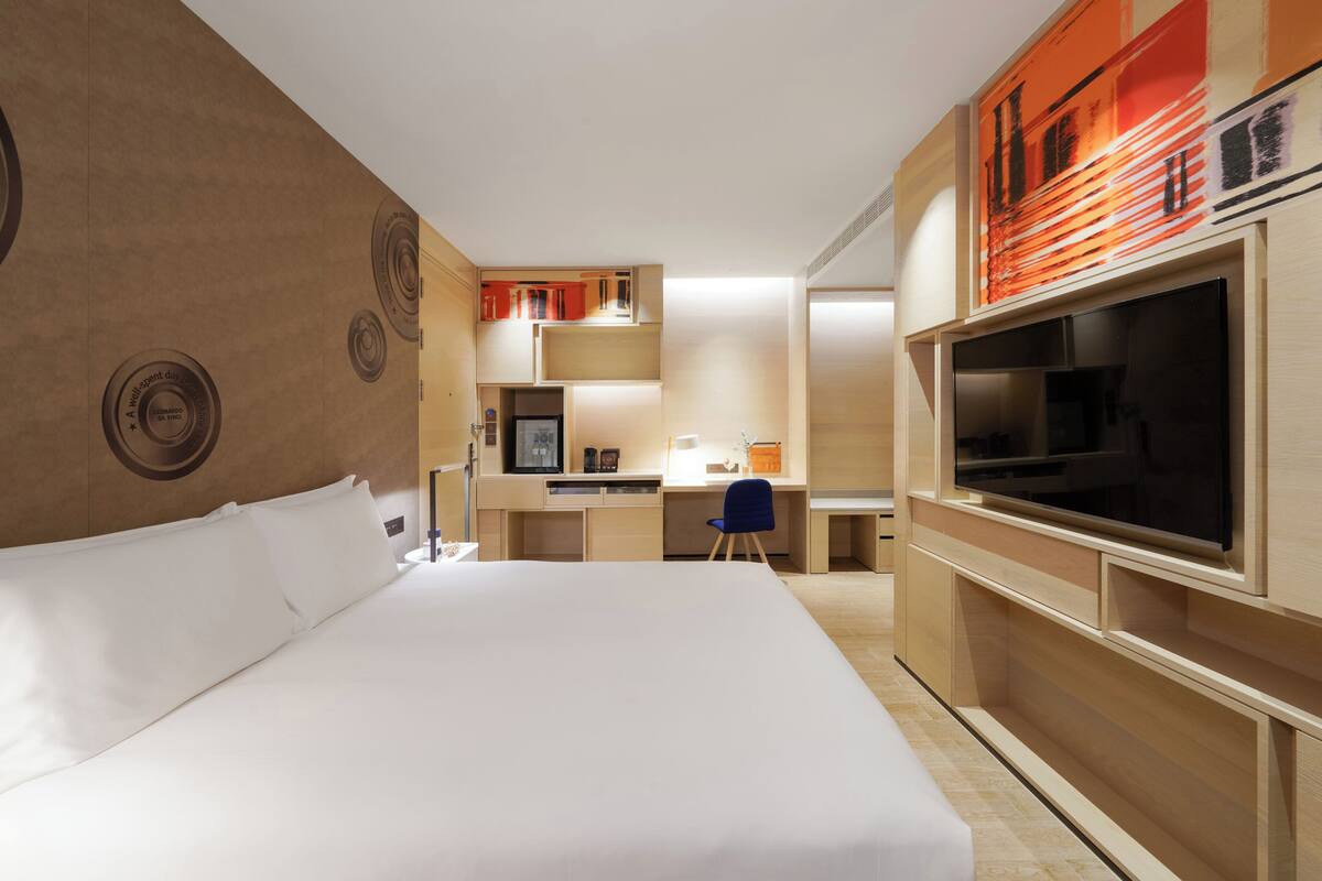 Quarto Standard, 1 cama king-size | Roupa hipoalergénica, edredões de penas, minibar, cofre no quarto 