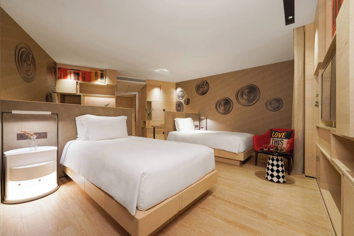 Estúdio, 2 camas queen-size, Vista para a cidade | Roupa hipoalergénica, edredões de penas, minibar, cofre no quarto 