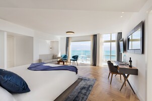 Frigobar, cofres nos quartos, escrivaninha, cortinas blackout