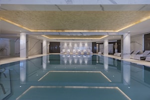 Piscina interior, piscina exterior, guarda-sóis, espreguiçadeiras 