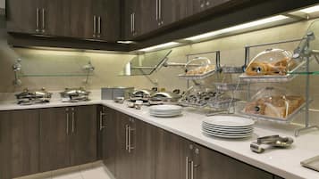 Café da manhã com buffet grátis todos os dias