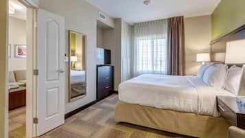 Roupas de cama premium, escrivaninha, espaço de trabalho para notebook