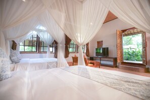 Quarto casal ou duplo, 2 camas Queen, vista para a piscina, no piso térreo | Vista do quarto