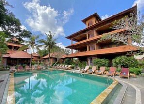 Piscina externa, espreguiçadeiras