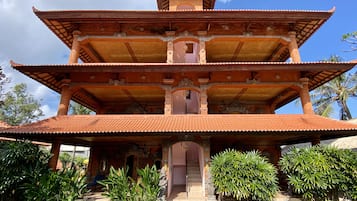Um edifício em estilo pagoda, com vários níveis, telhado ladrilhado e detalhes ornamentais.
