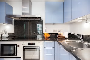 Geladeira, micro-ondas, cooktop, lava-louças