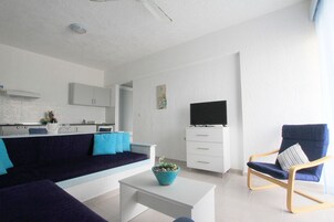 Apartamento, 1 quarto, no piso térreo | Área de estar | TV de tela plana