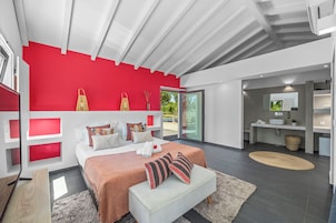Quarto casal luxo, 1 cama Queen, vista para a piscina | Roupas de cama premium, quartos à prova de som, Wi-Fi de cortesia