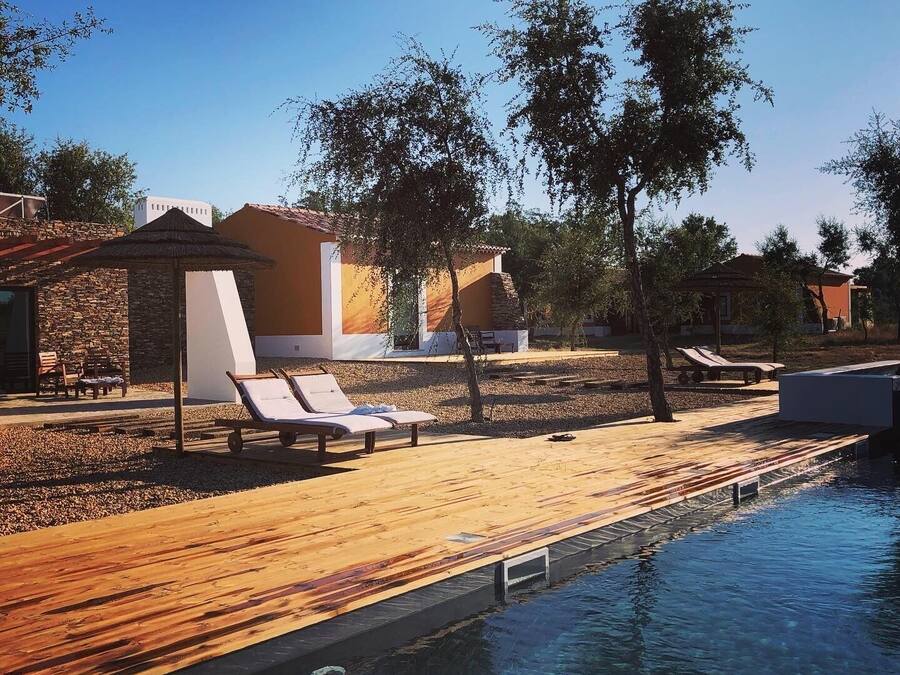 Piscina externa, espreguiçadeiras