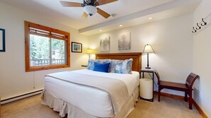 Condo, lareira (Vantage Point 301) | 2 quartos, cofres nos quartos, individualmente decorados