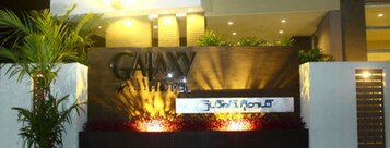 Entrada de hotel com uma placa que diz "GANY HOTEL".