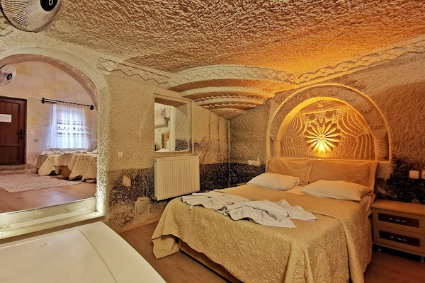 Suite (For 5) | Roupa de alta qualidade, minibar, cofre no quarto