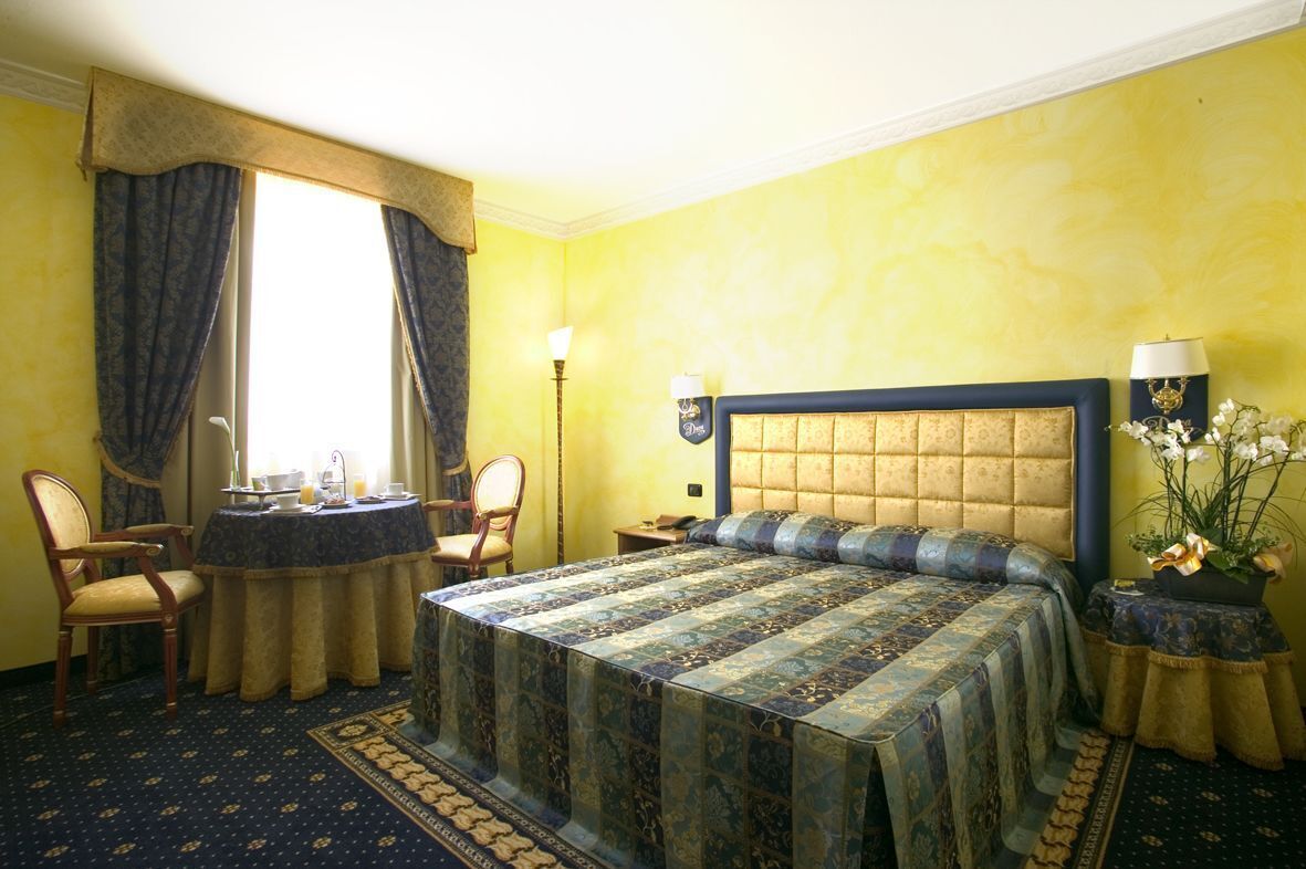 Roupa de alta qualidade, minibar, secretária 