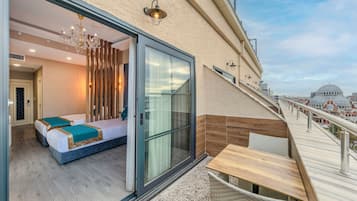 Quarto Triplo Deluxe, varanda | Lençóis de algodão egípcio, roupa de alta qualidade, edredões de penas