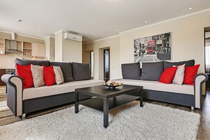 Apartamento, 2 quartos, cozinha | Sala de estar | Televisor de ecrã plano de 32 polegadas com canais via satélite 