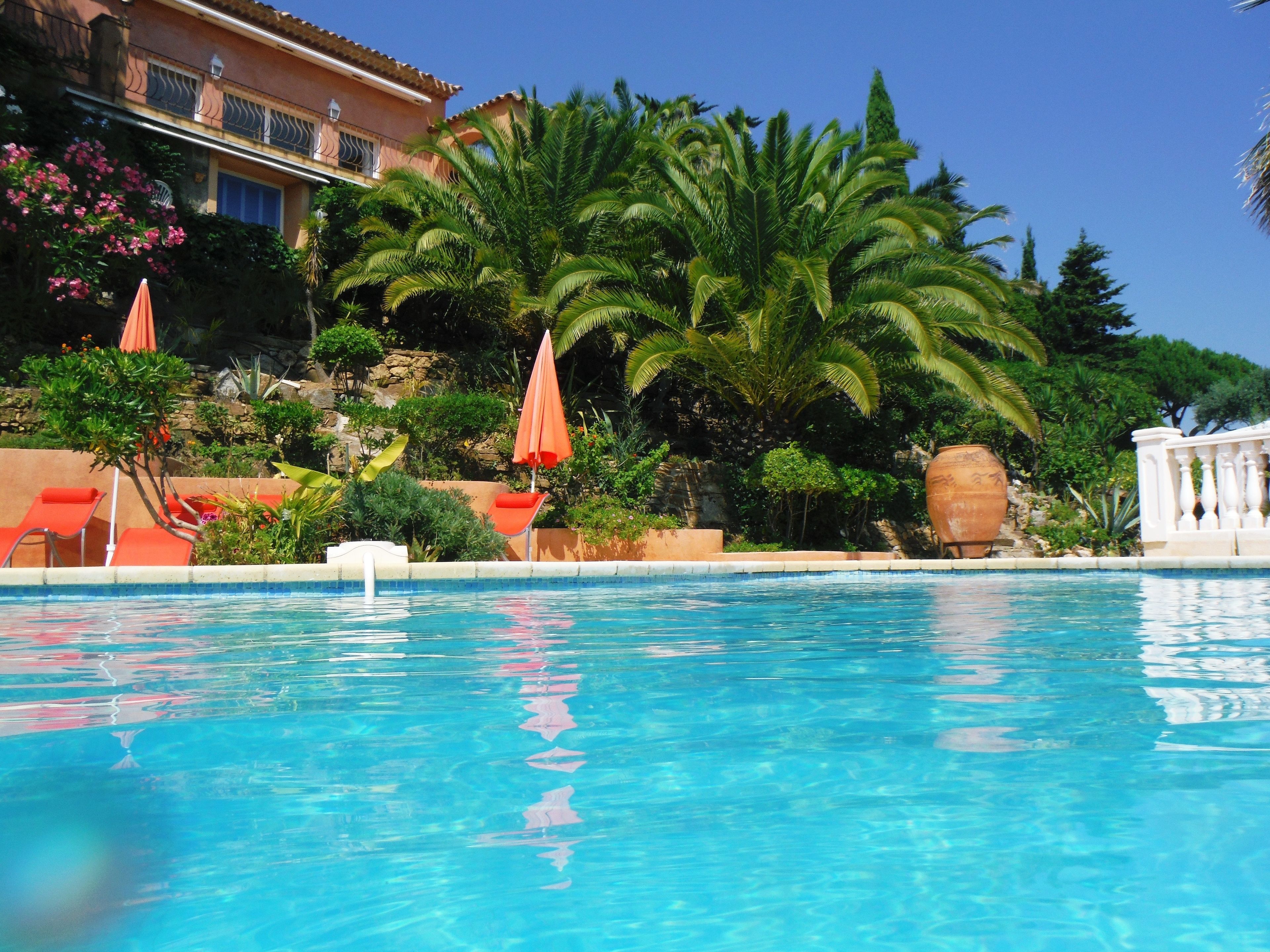 Piscina exterior, guarda-sóis, espreguiçadeiras 