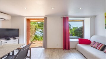 Estúdio conforto, suíte | Área de estar | TV de tela plana, filmes recentes, filmes pagos