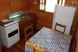 Quarto Quádruplo Standard | Cozinha privada | Um frigorífico, utensílios de cozinha 