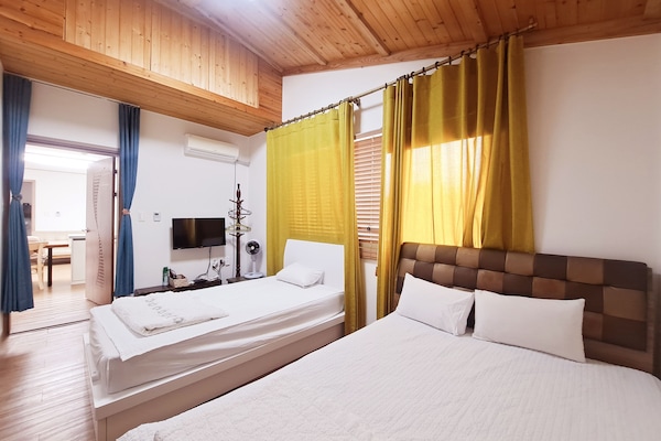 Apartamento Deluxe, 3 quartos | Roupa de alta qualidade, minibar, secretária, quartos insonorizados