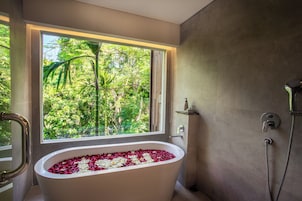 Panoramic Suite (Free Entrance to Bali Zoo) | Casa de banho | Um polibã e uma banheira separados, artigos de higiene pessoal grátis