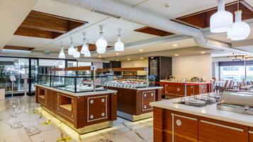 Um restaurante moderno com detalhes em madeira, vitrines de vidro e um sistema de buffet.