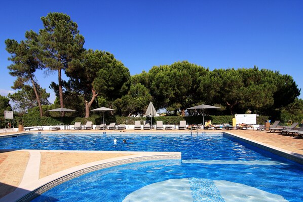 Piscina externa, guarda-sóis, espreguiçadeiras