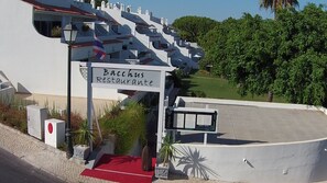 2 restaurantes, é servido jantar