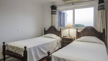 Apartamento, 2 quartos, varanda, vista para a piscina | Ferro/tábua de engomar, berços/camas para crianças grátis, Wi-fi grátis