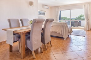 Geladeira grande, micro-ondas, fogão, cooktop