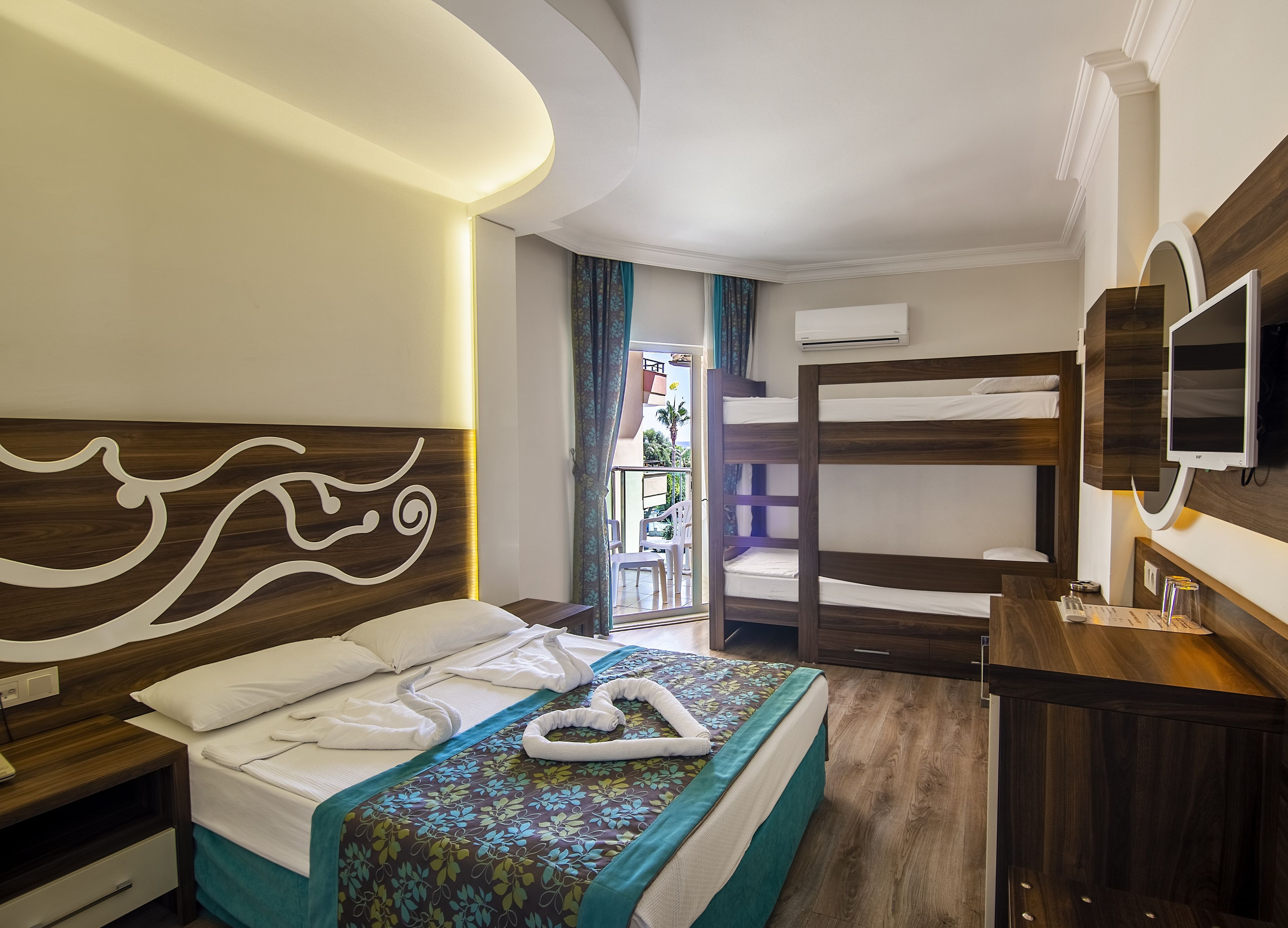 Quarto Triplo Standard | Minibar, cofre no quarto, com decoração personalizada 