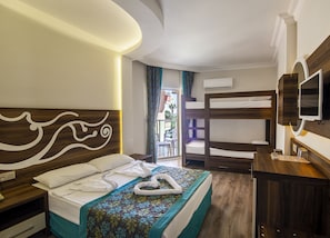 Quarto triplo standard | Frigobar, cofres nos quartos, individualmente decorados