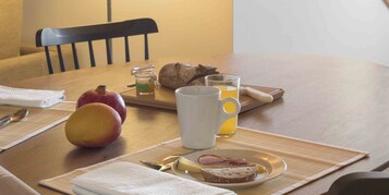 Apartamento, 2 quartos, cozinha americana | Opções para refeição no quarto