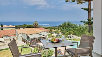 Superior Room - Sea & Pool View | Terraço/pátio
