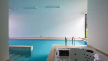 Piscina interna, funciona das 8h às 23h, espreguiçadeiras