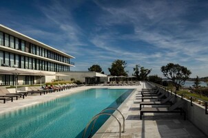 Piscina interior, piscina exterior, espreguiçadeiras 