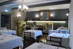 Pequenos-almoços, almoços, jantares servidos, cozinha portuguesa 