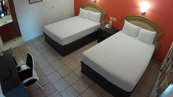 Quarto casal, 2 camas de casal | Wi-Fi de cortesia