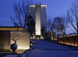 Fachada da propriedade à noite