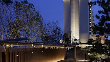 Fachada da propriedade à noite
