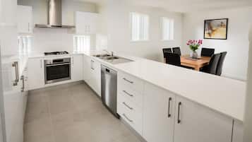 Apartamento Executivo, 2 quartos | Cozinha privada | Um frigorífico/congelador grande, um micro-ondas, um forno