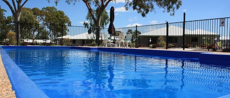 Piscina exterior, espreguiçadeiras
