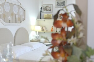 Quarto Básico | Lençóis italianos Frette, roupa de alta qualidade, edredões de penas 