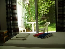 Quarto Triplo, vista para o jardim, no rés do chão (Terrace) | Vista do quarto