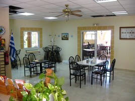 Pequenos-almoços, almoços, jantares servidos, cozinha grega 